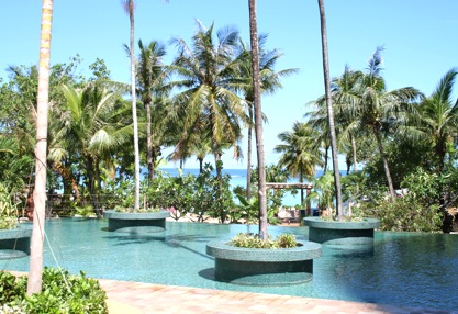 Outrigger Guam Resort のプール。 : 旅の記憶 - travelogue