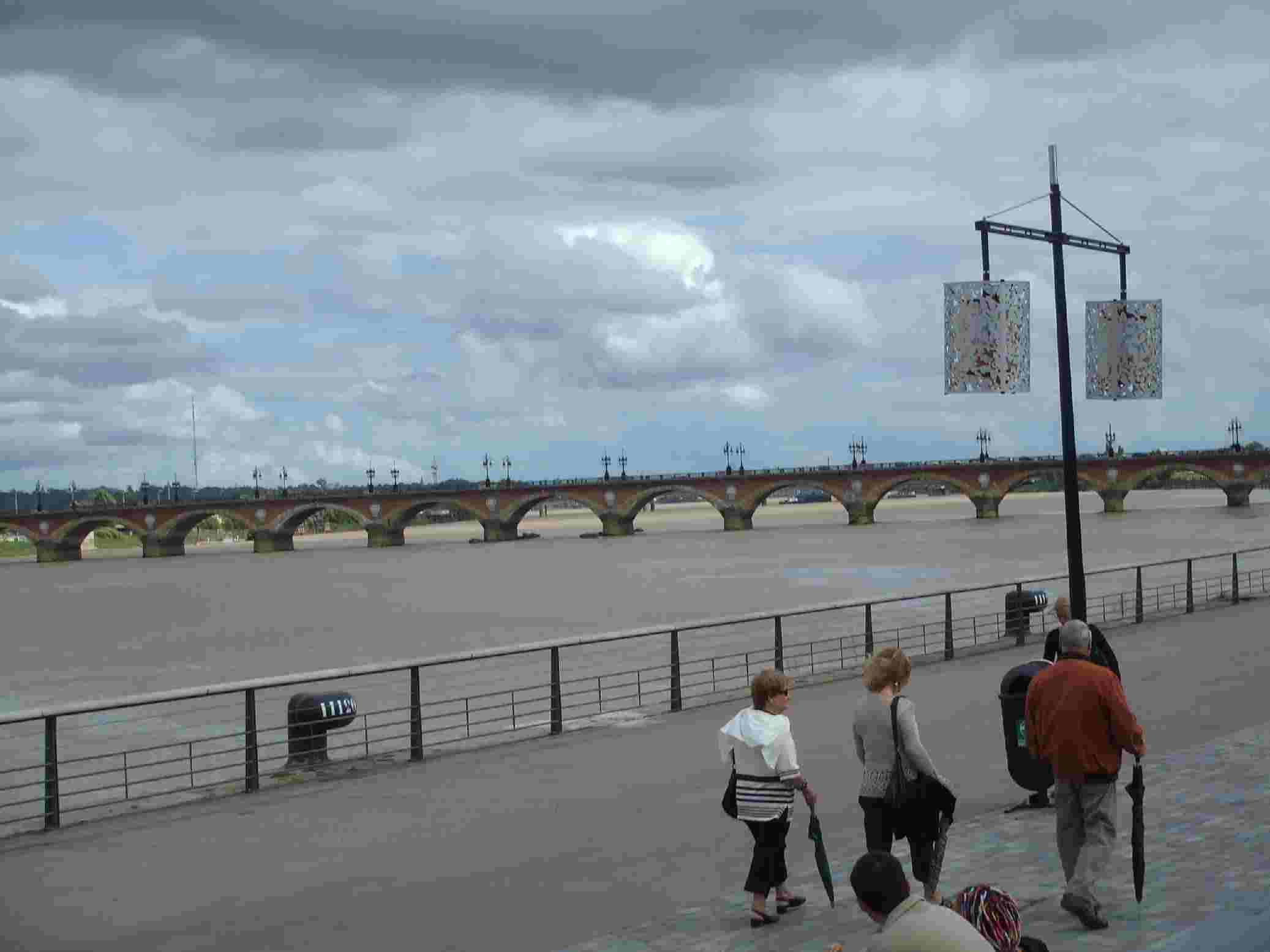 ボルドーは何でもデカかった : COSILOG（こじろぐ）