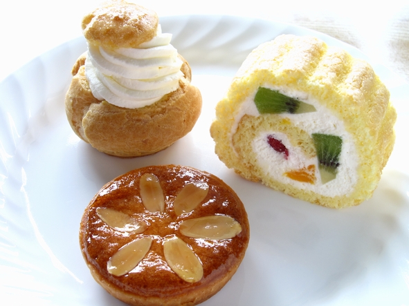 Choux chantilly, Roulē aux fruits, Amandine！ : kangaroom