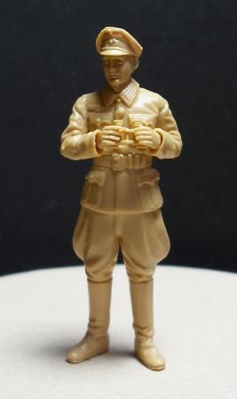 Tamiya 35225=35235=35305-A [シュタイヤーの傍らで双眼鏡を持つ将校] : 模型慕情