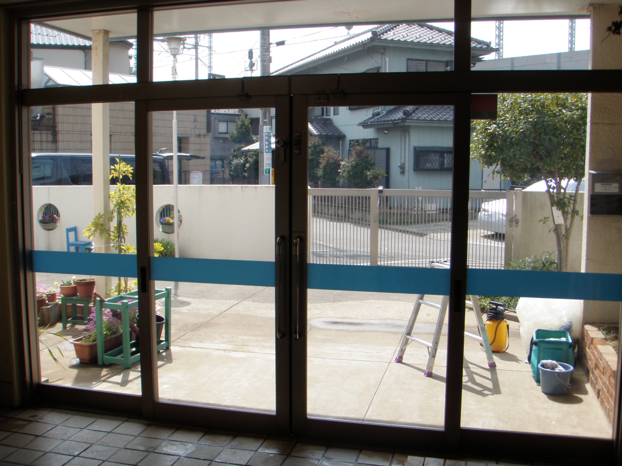 幼稚園の衝突防止 : ガラスプロテクター施工事例レポート