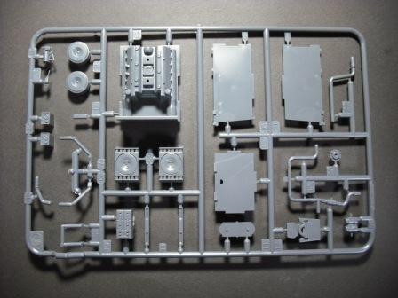 Tamiya 35180 [ドイツ戦車兵エンジン整備セット] : 模型慕情