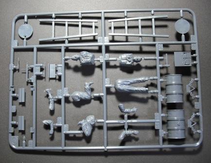 Tamiya 35180 [ドイツ戦車兵エンジン整備セット] : 模型慕情