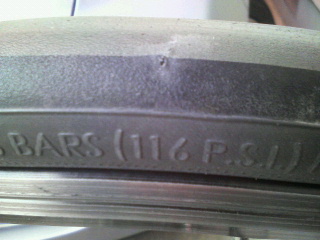 タイヤはいつ換える？減りやキズから判断してみる : 自転車コギコギ日記