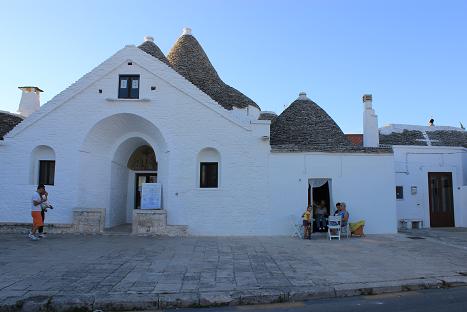 トゥルッリの内部を見学！ : ミラクル欧州暮らし