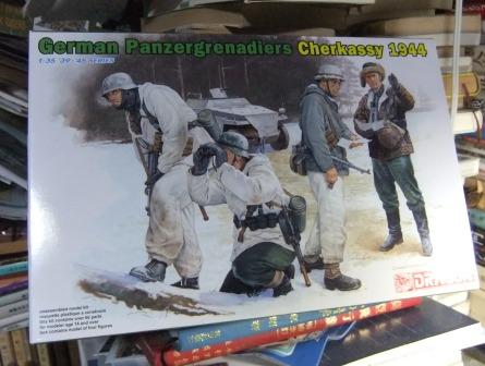 Dragon 6490 [1944年チェルカッシー、防寒服のドイツ軍装甲擲弾兵] : 模型慕情