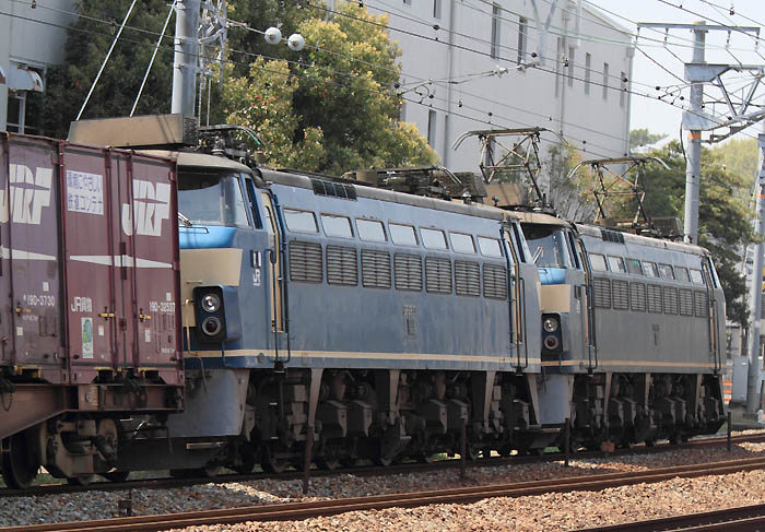 2077レ EF66-35+EF66-33 さくら夙川 : 線路脇の小道