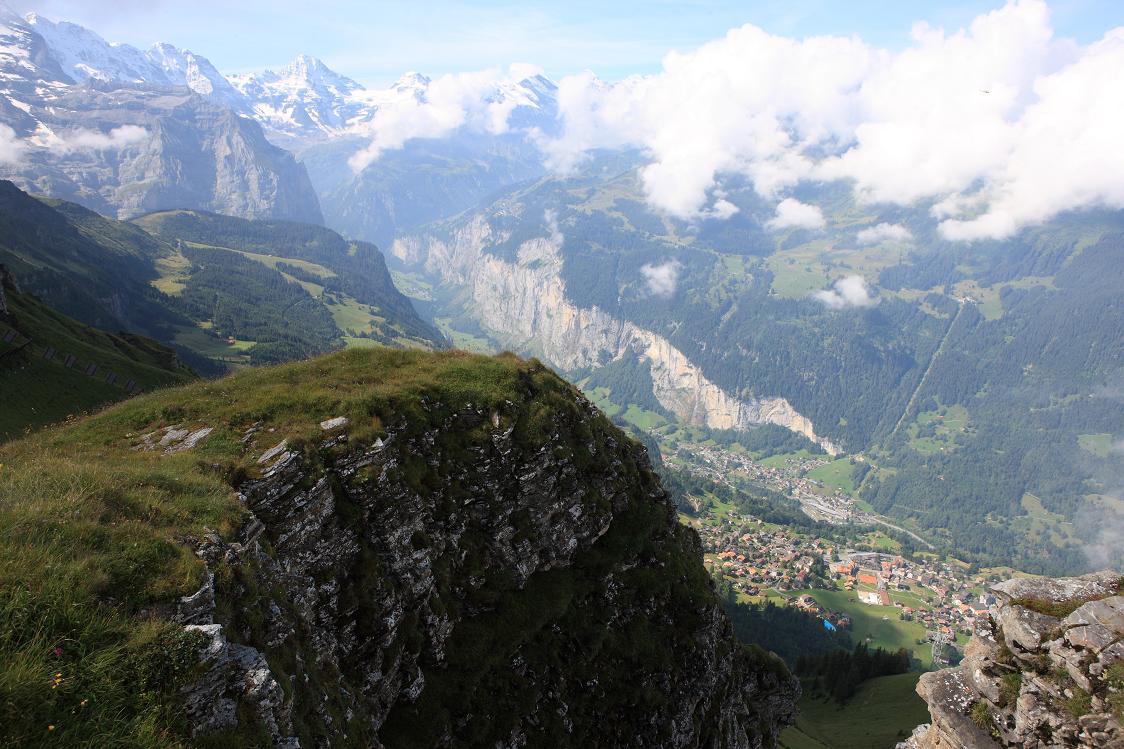 ウェンゲンをハイキング : Photographer in Switzerland
