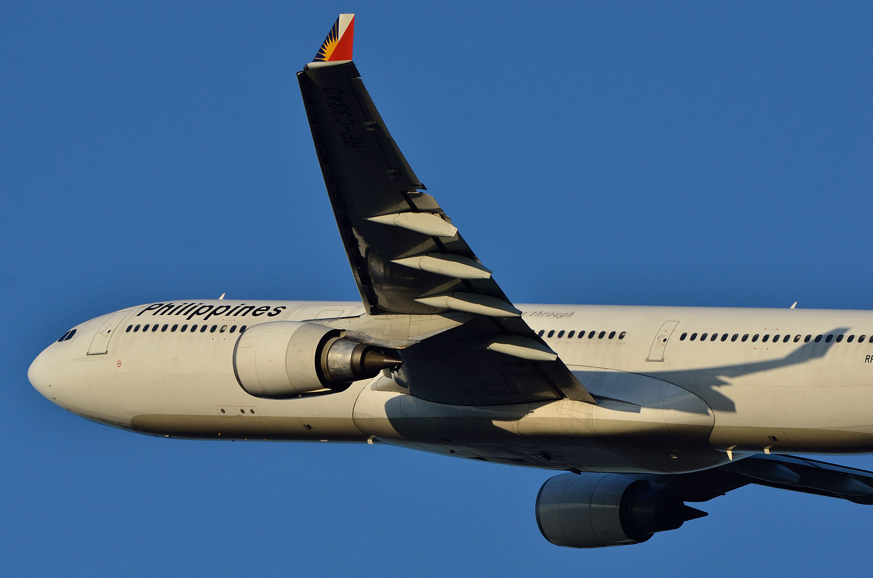 Airbus A330-300 / RP-C3340 : SKY LOUNGE GARDEN -transporter side-