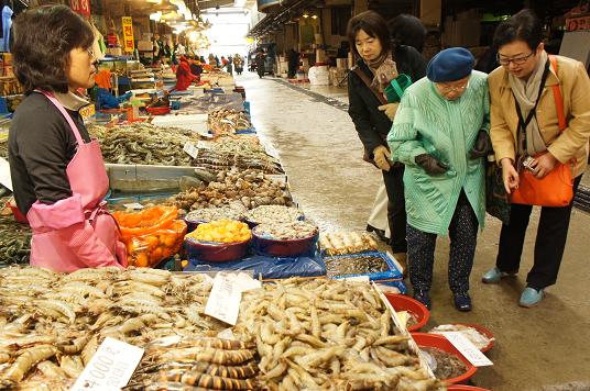 檜山先生とのソウルツアー 魚市場編 : 今日も食べようキムチっ子クラブ （料理研究家 結城奈佳の韓国料理教室）