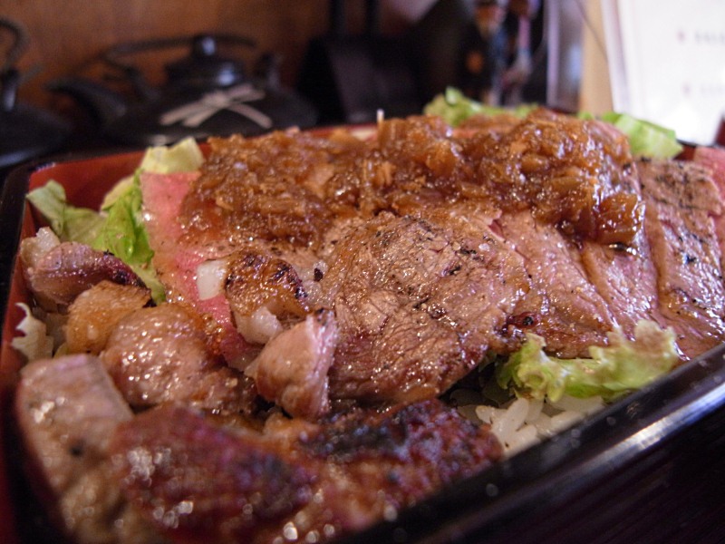 踊る旨さのサーロインステーキ丼〔DINING あじと/ダイニング/日本橋・なんば〕 : 食マニア Yの書斎