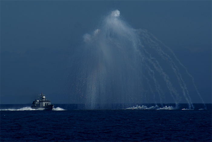『自衛隊観艦式2012』訓練展示艦艇部隊（6）第6・7群「IRデコイ発射・高速航走」 : ふりかけ日日日報 2011.3.11より今に至り「再生」へ
