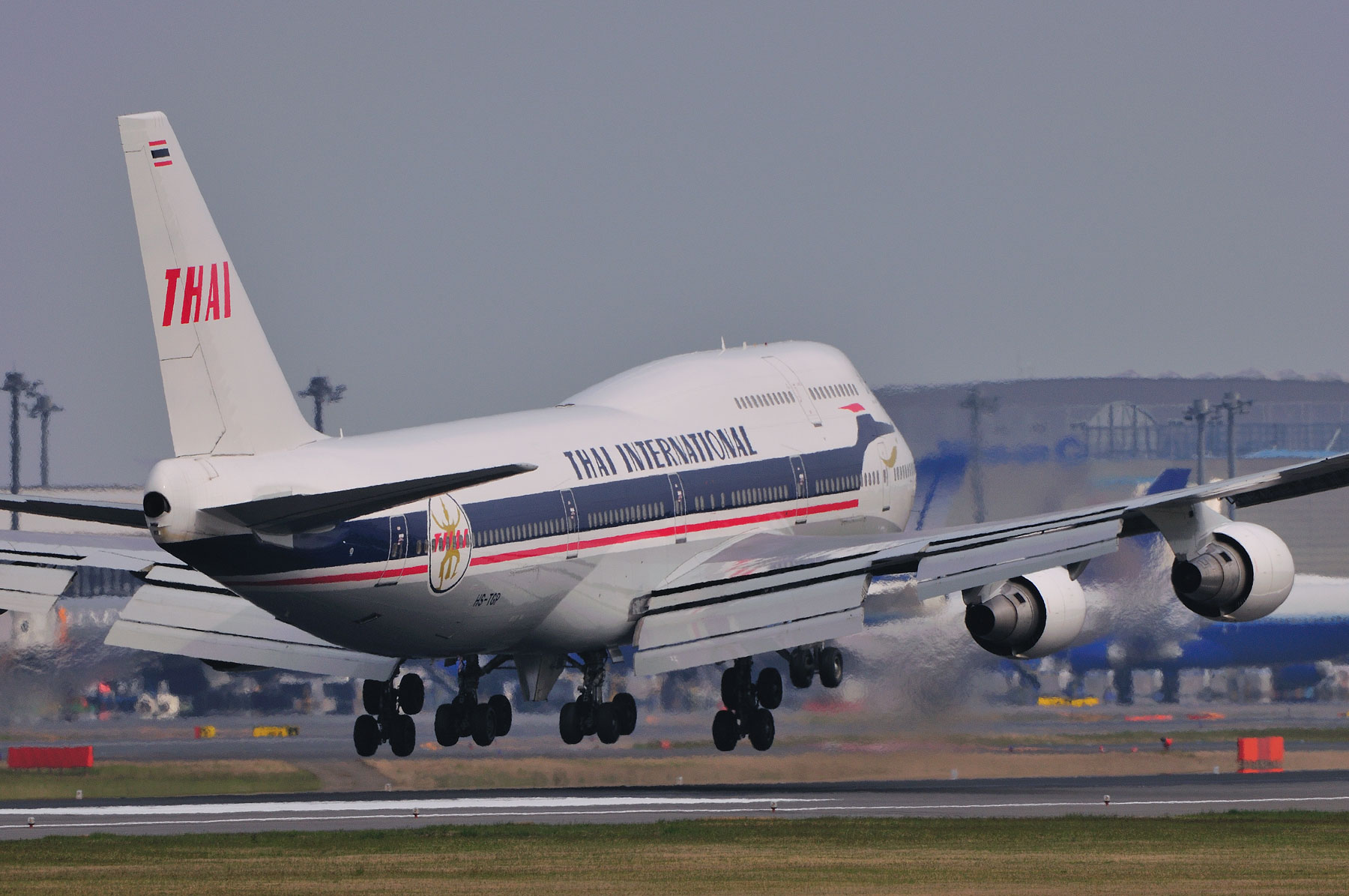 BOEING 747-400 / HS-TGP -Retro Jet- : SKY LOUNGE GARDEN -transporter side-