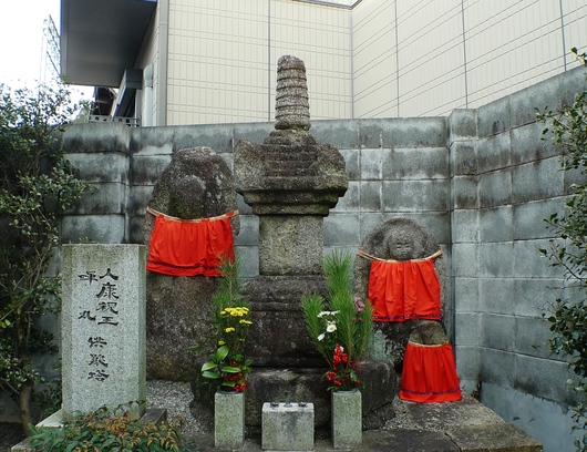 徳林庵の宝篋印塔 : 男のロマンは女の不満