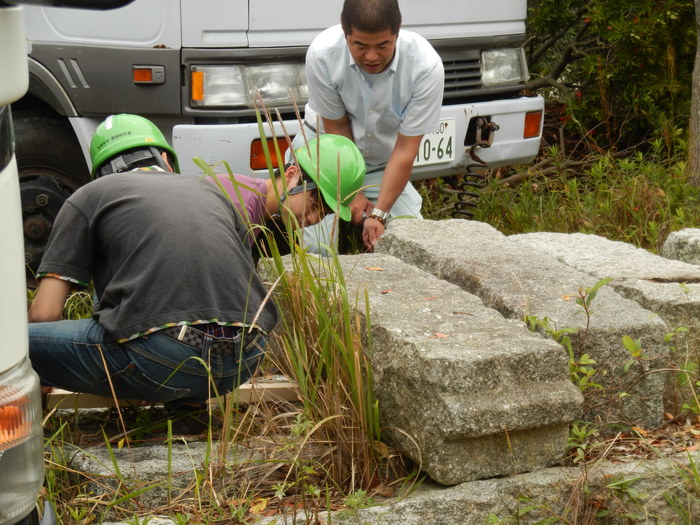 施工開始 石柱の搬入・設置、砂利の搬入・均し【唐津(芝生広場)/行徳・鍜治・河津】 : 九州大学景観研究室のブログ