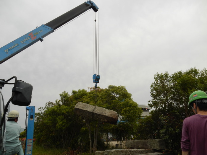 施工開始 石柱の搬入・設置、砂利の搬入・均し【唐津(芝生広場)/行徳・鍜治・河津】 : 九州大学景観研究室のブログ