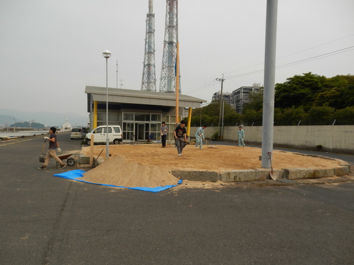 真砂土の搬入・均し・締固め【唐津(芝生広場)/行徳・鍜治・河津】 : 九州大学景観研究室のブログ
