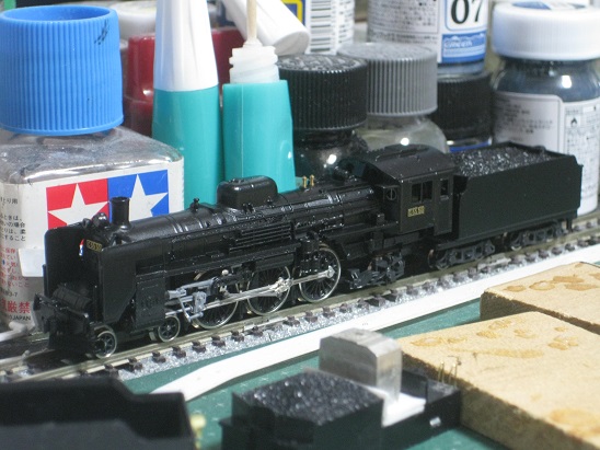 最近の・・・（C55着荷ほか） : 赤い電車は白い線