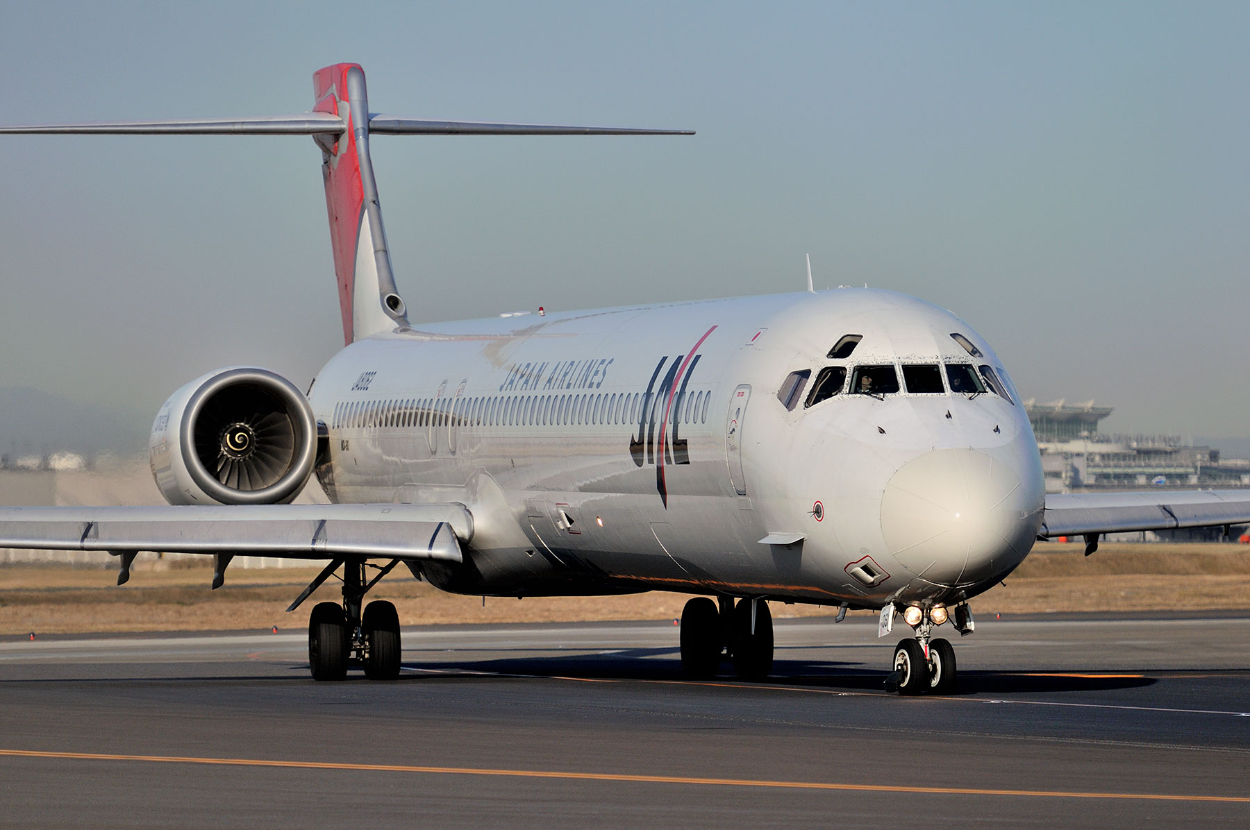 McDonnell Douglas MD-90 / JA8062 : SKY LOUNGE GARDEN -transporter side-