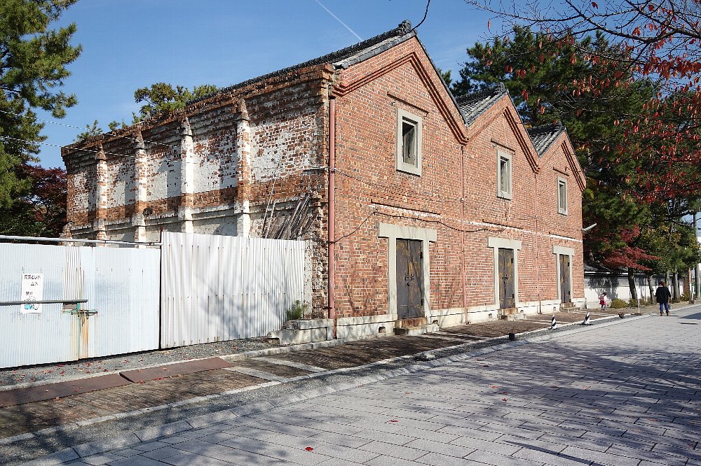 六華苑の土蔵 : レトロな建物を訪ねて