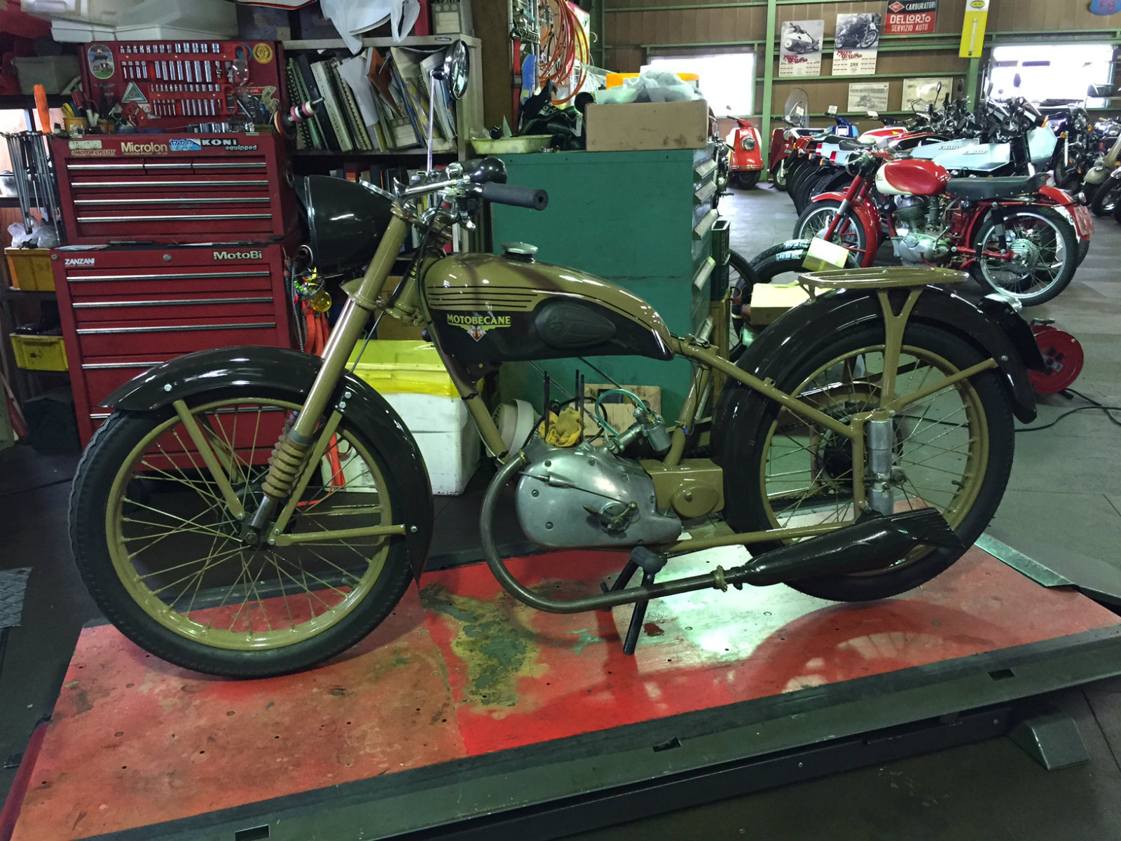 今日の作業台。Motobecane D45 : Bat Motorcycles Italian