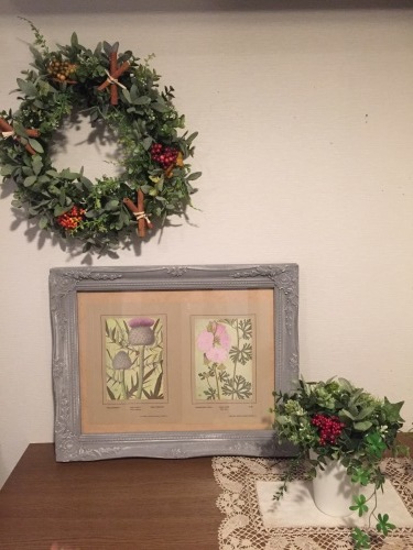 玄関に飾ったクリスマスリースと、義実家と息子 : 白×グレーの四角いおうち