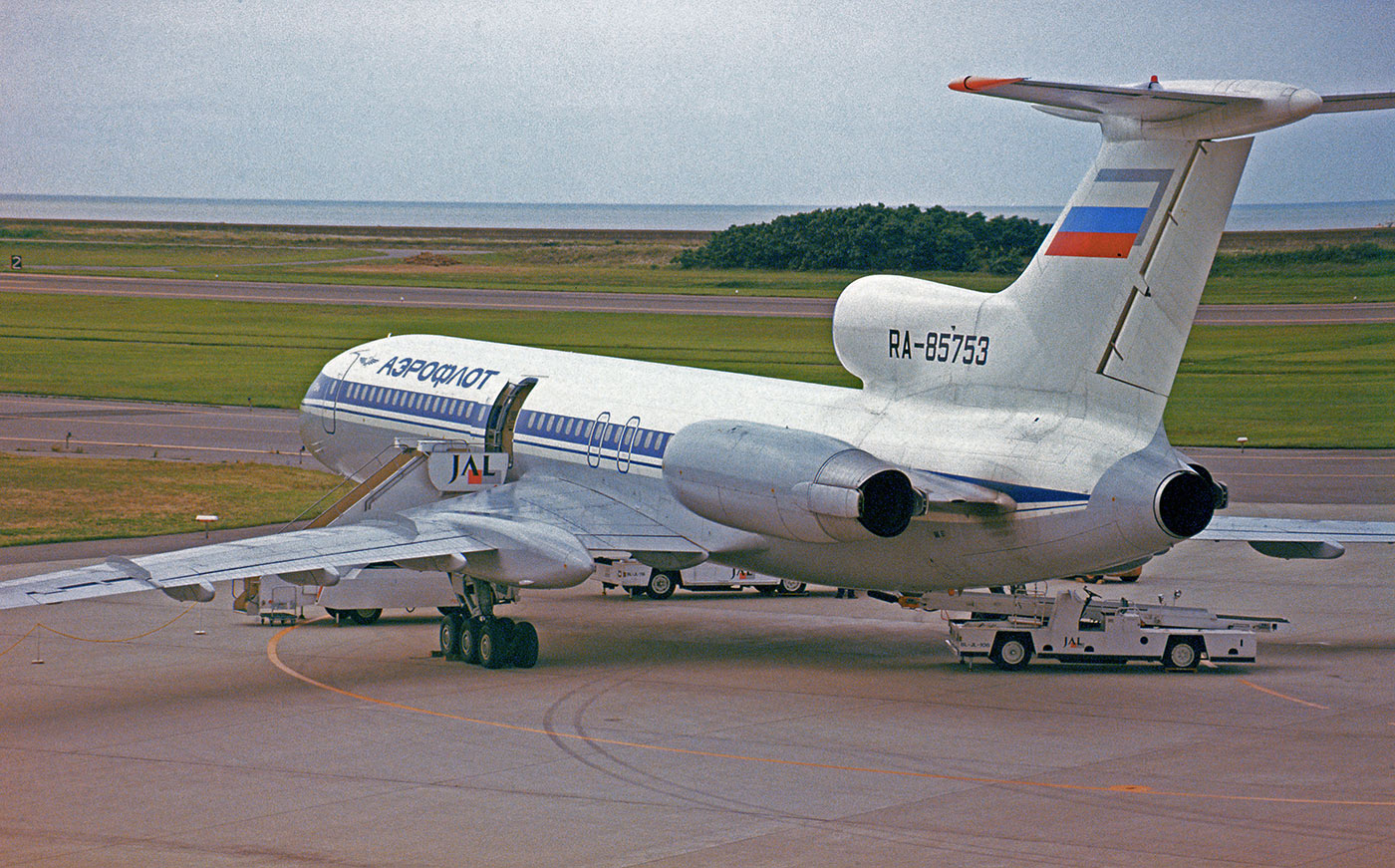 Tupolev Tu-154M / RA-85753 : SKY LOUNGE GARDEN -transporter side-
