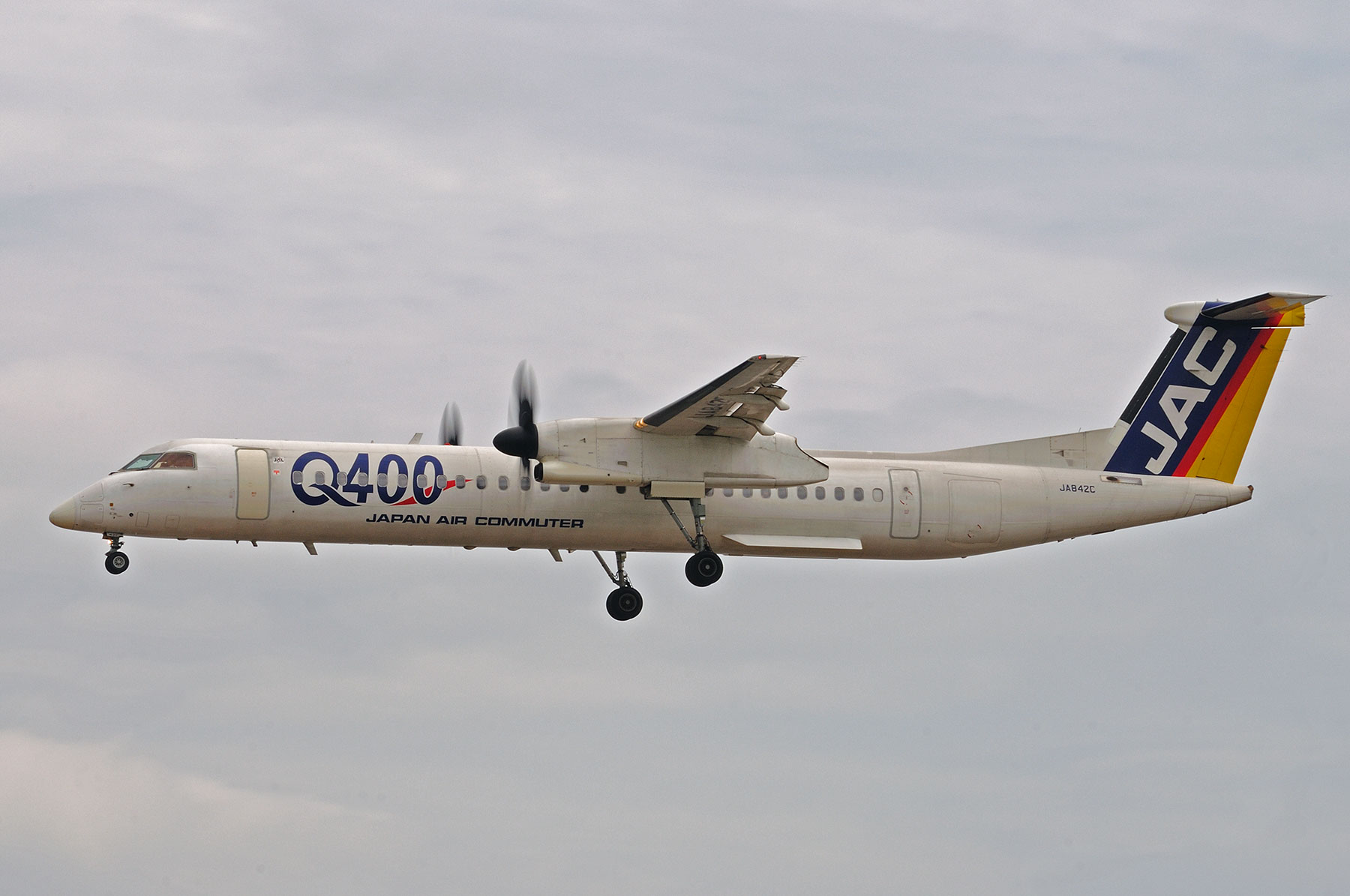 Bombardier DHC-8-Q400 / JA842C : SKY LOUNGE GARDEN -transporter side-