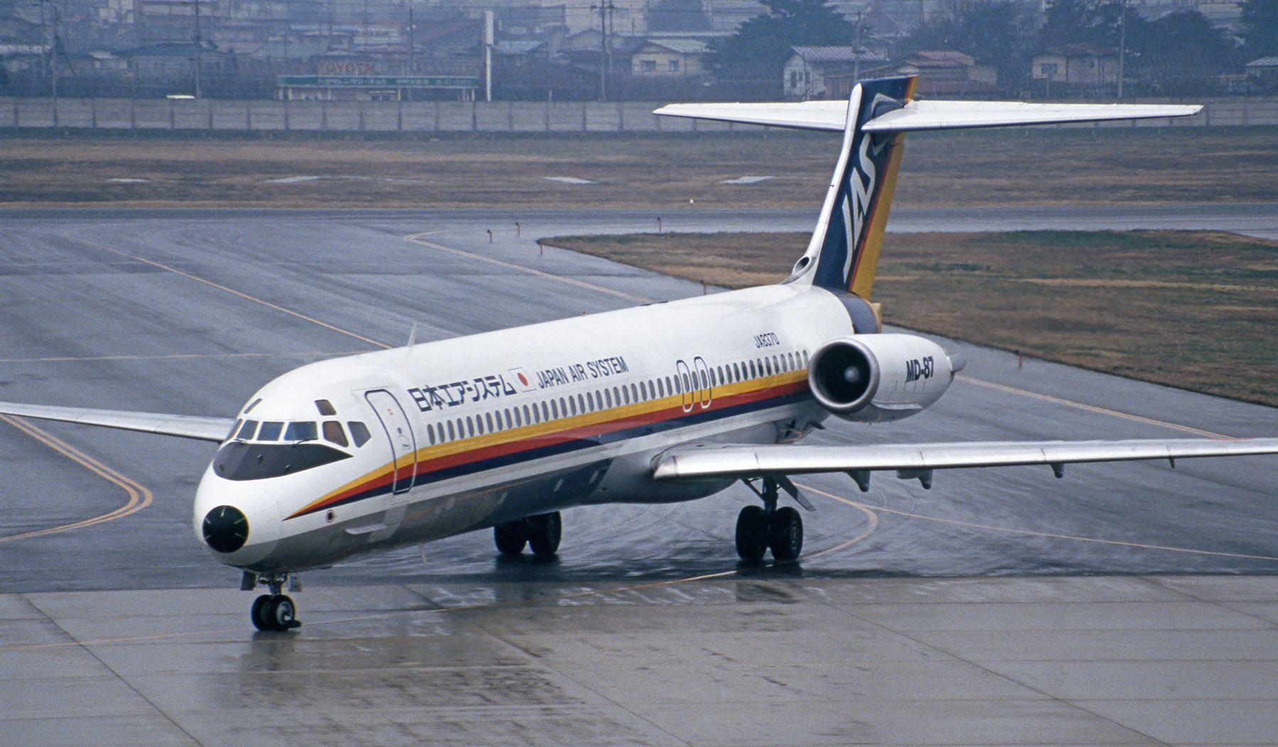 McDonnell Douglas MD-87 / JA8370 : SKY LOUNGE GARDEN -transporter side-