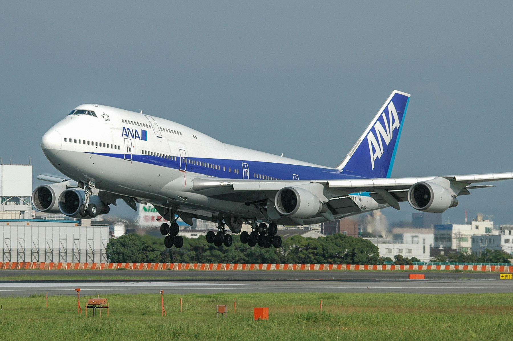 BOEING 747-400D / JA8099 : SKY LOUNGE GARDEN -transporter side-