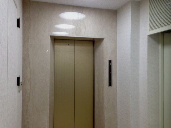 大理石 床と壁の磨き直し : ものづくりの心 墓石と建築石材「泉石材株式会社」