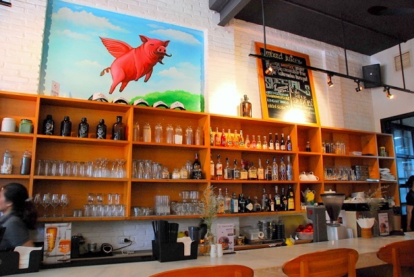 ホーチミンの旅 クラフトビールとハンバーガーが楽しめる｢RELISH&SONS｣ : 明日はハレルヤ from Jakarta