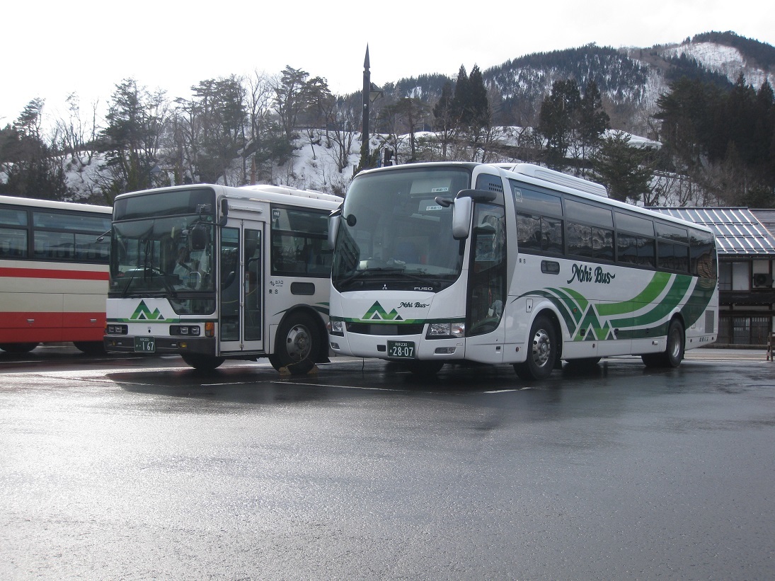 白川郷バスターミナルに集う。 : タビノイロドリ