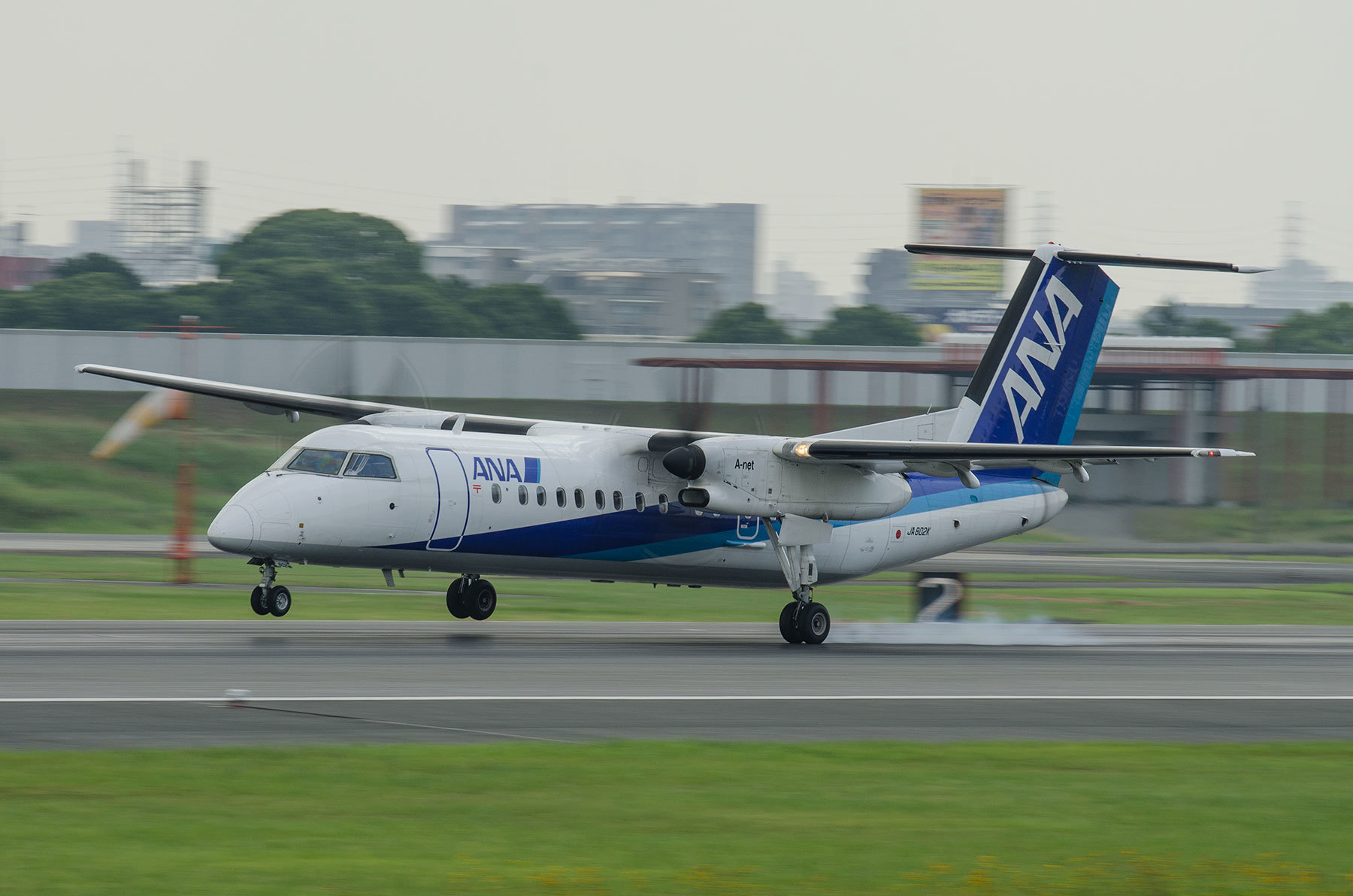 Bombardier DHC-8-Q300 Dash 8 / JA802K : SKY LOUNGE GARDEN -transporter ...