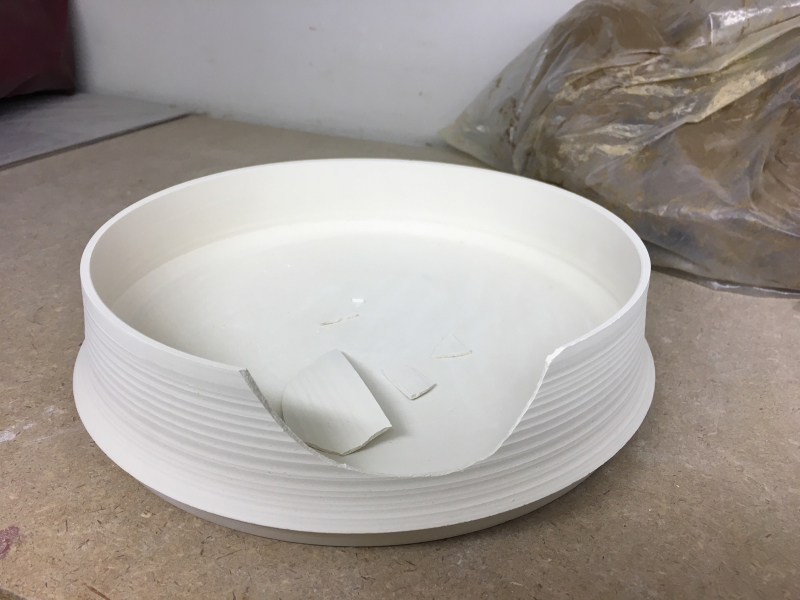 残念、素焼き窯入れに銅鑼鉢割れ : 皿 皿 碗 碗；週末陶芸