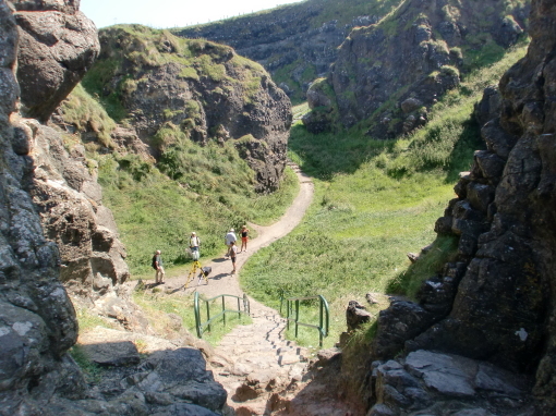 ダンルース城とダーク・ヘッジ、北アイルランド（写真編）5-3★西と北のアイルランド紀行Ⅴ : fermata on line! イタリア留学 ...