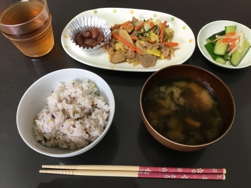 しらゆり荘朝食:豚肉のスタミナ炒め、煮豆、漬物、雑穀米、味噌汁 今日の献立