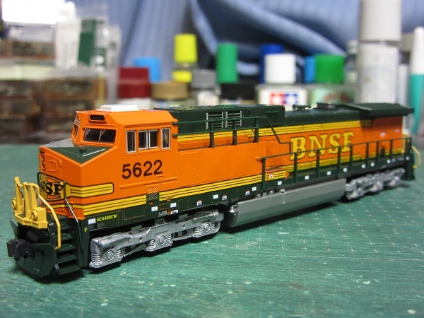 KATO AC4400CW BNSF ♯5622 : 赤い電車は臼い線