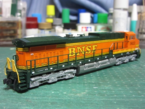 KATO AC4400CW BNSF ♯5622 : 赤い電車は臼い線