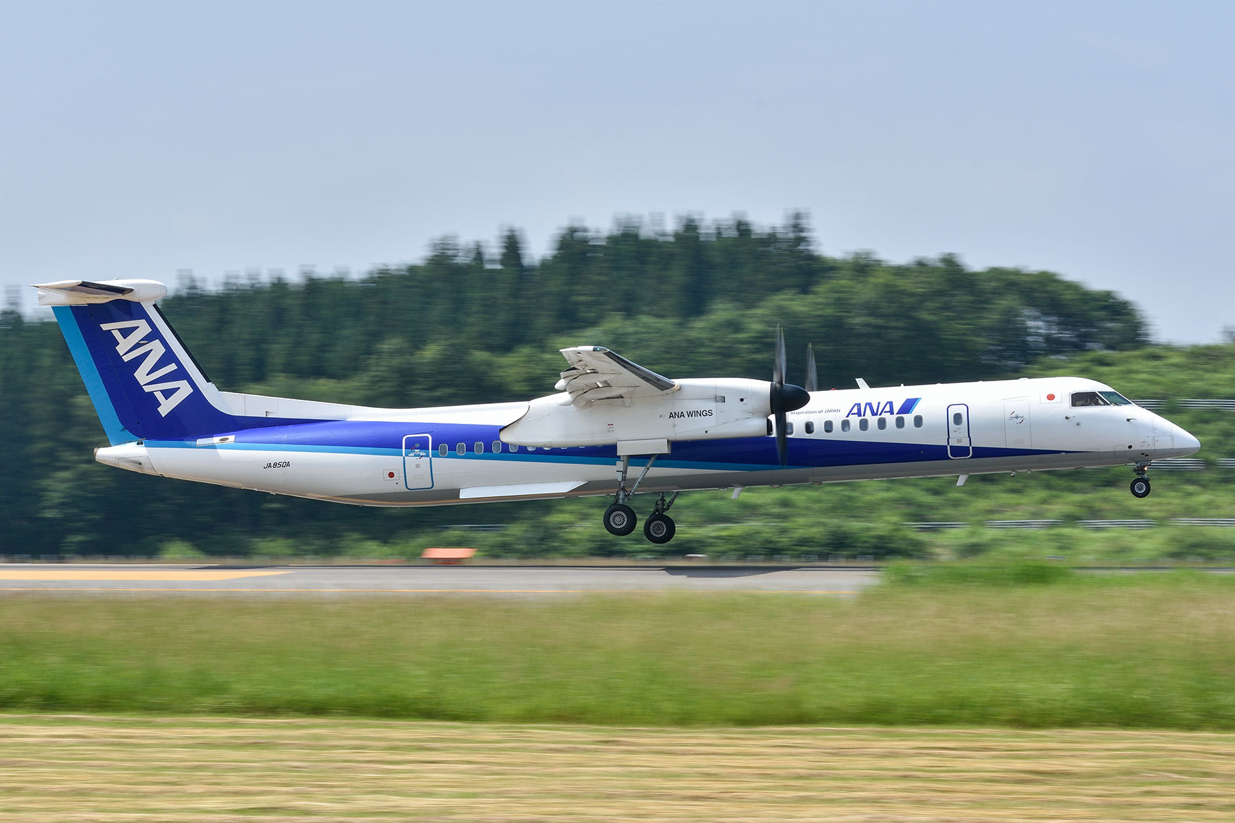 Bombardier DHC-8-Q400 / JA850A : SKY LOUNGE GARDEN -transporter side-