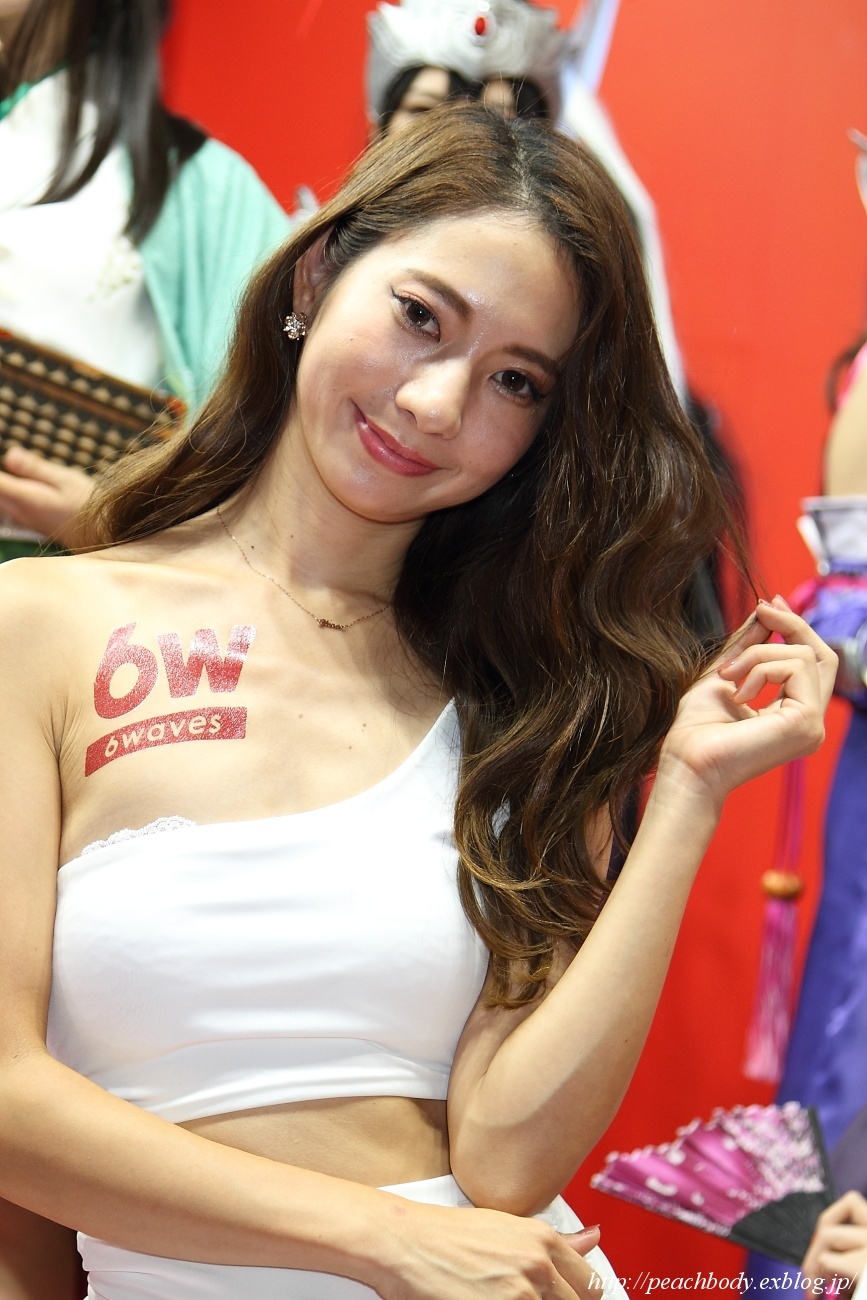 加藤ゆりな さん（6waves ブース） : Peach Body