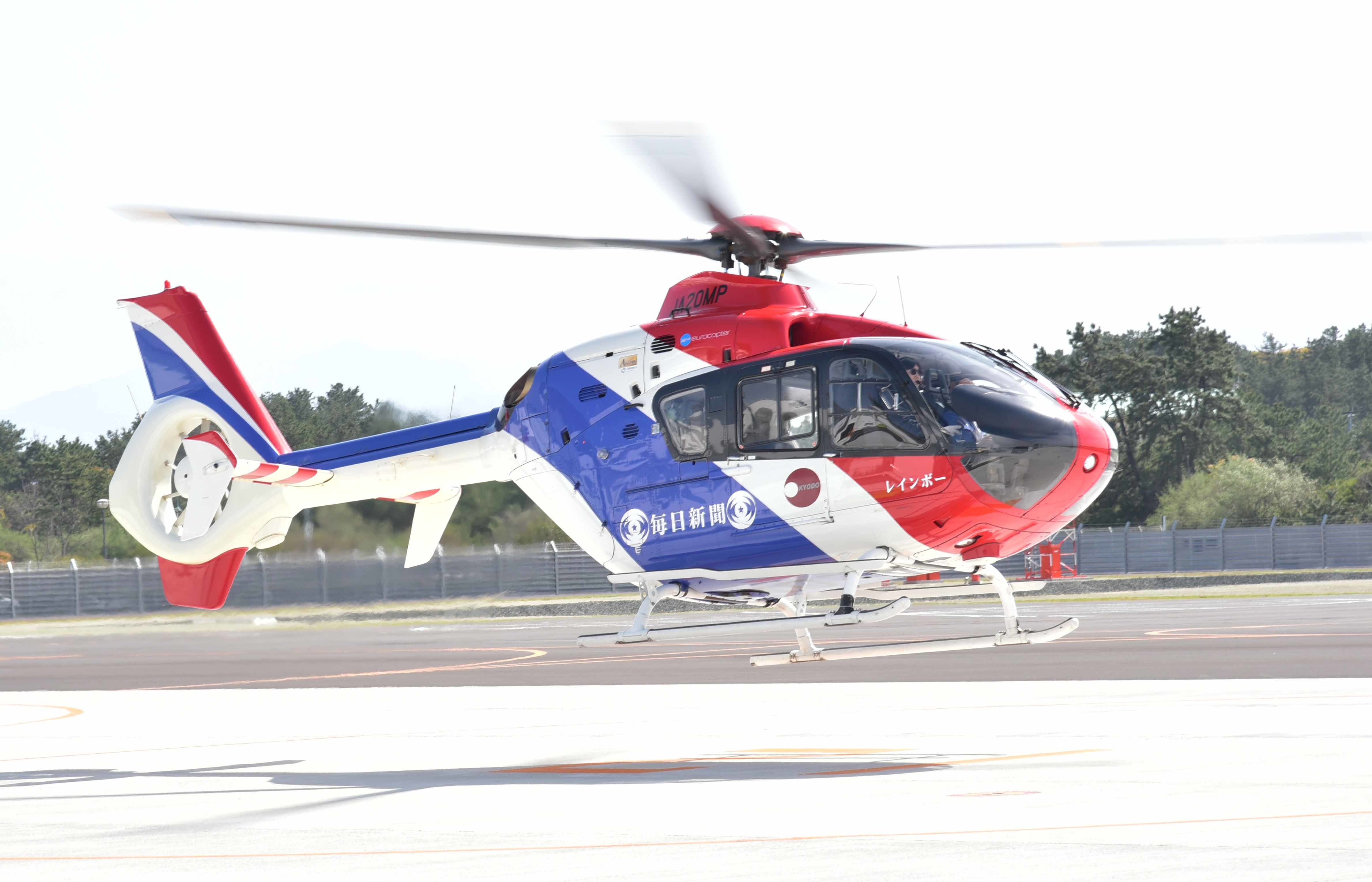 毎日新聞ヘリ 窓の一部落とす : ほーどー飛行機 Aerial news gathering