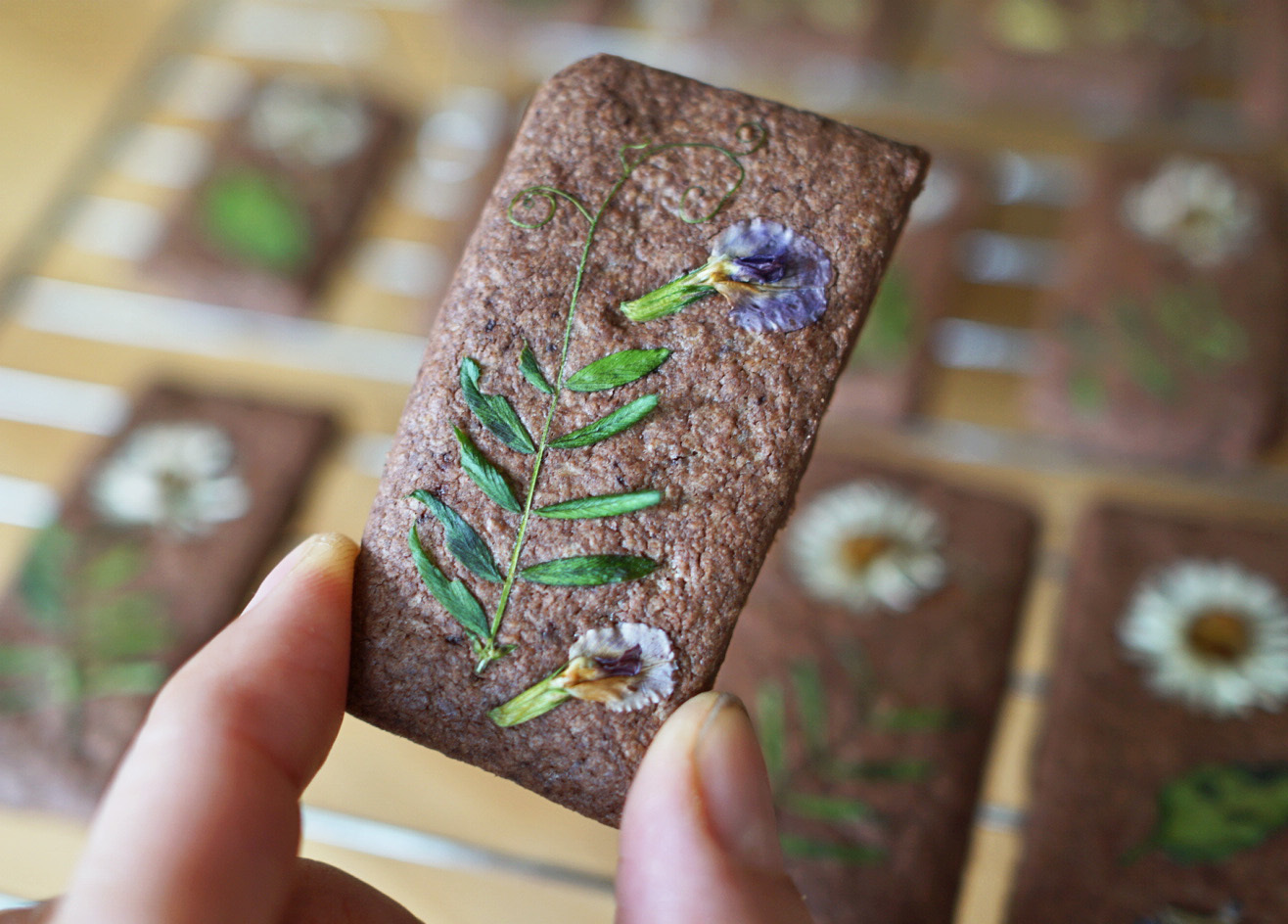 花飾りのクッキー : グルグルつばめ食堂