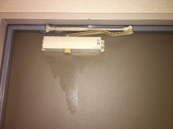 ドアクローザーからオイル漏れ : 某の雑記帳