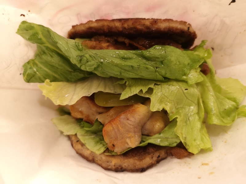 モスバーガー「スパイシーにくにくにくバーガー」 : 腹ペコ旅日記