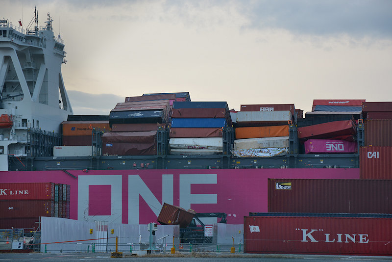 積荷落下事故のコンテナ船「ONE APUS」 : AR75TS