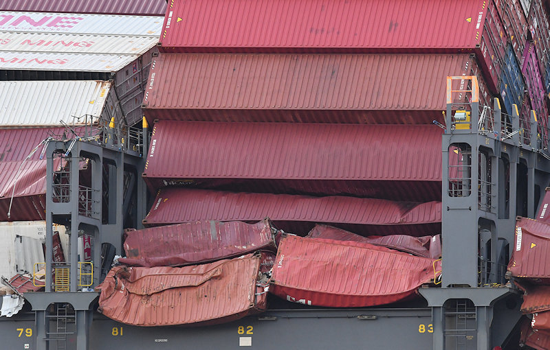 積荷落下事故のコンテナ船「ONE APUS」 : AR75TS