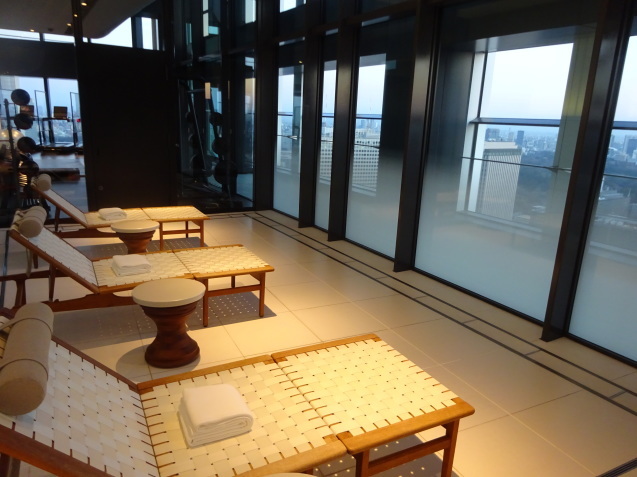 冬の「アンダーズ東京」 （4） フィットネス、プール、ラウンジのイブニングタイム : 「くう・ねる・あそぶ」のホテル備忘録