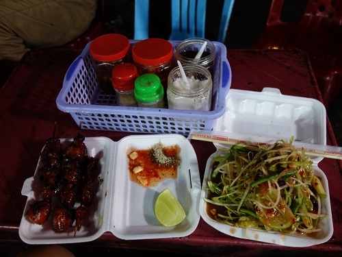 ライオン像ロータリーの横でカンボジア式パパイヤサラダ Bok Lhong など : kimcafeのB級グルメ旅