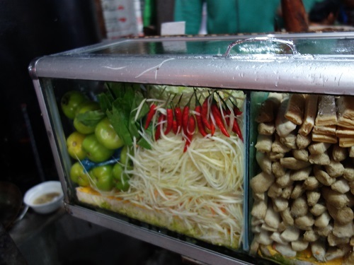 ライオン像ロータリーの横でカンボジア式パパイヤサラダ Bok Lhong など : kimcafeのB級グルメ旅